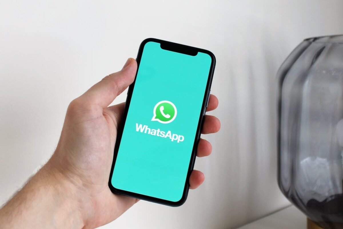 Why Is WhatsApp Down? Latest Updates on Global Outage - SmashingApps.com